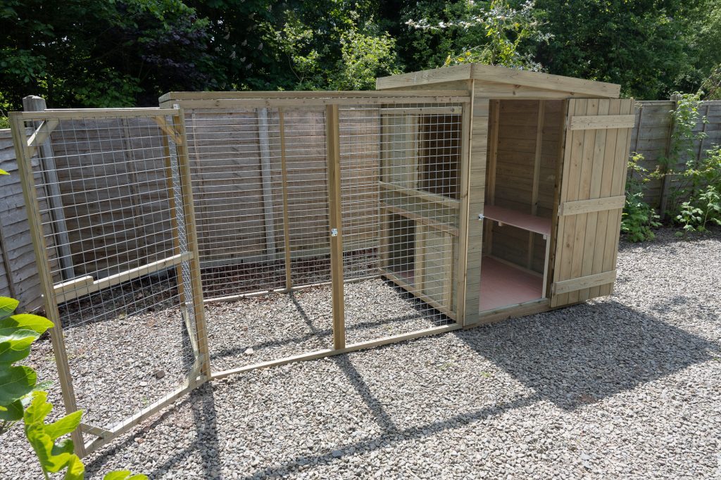 Forest Garden Large Dog Kennel & Run - Kennels & Plastic Beds